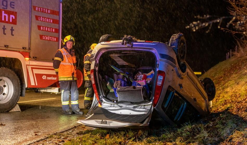 Unfälle am Abend: Zwei Autos landen in Oberbayern auf dem Dach