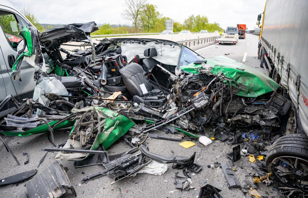 Auto komplett zerstört: Mann (44) überlebt schweren Unfall auf ...