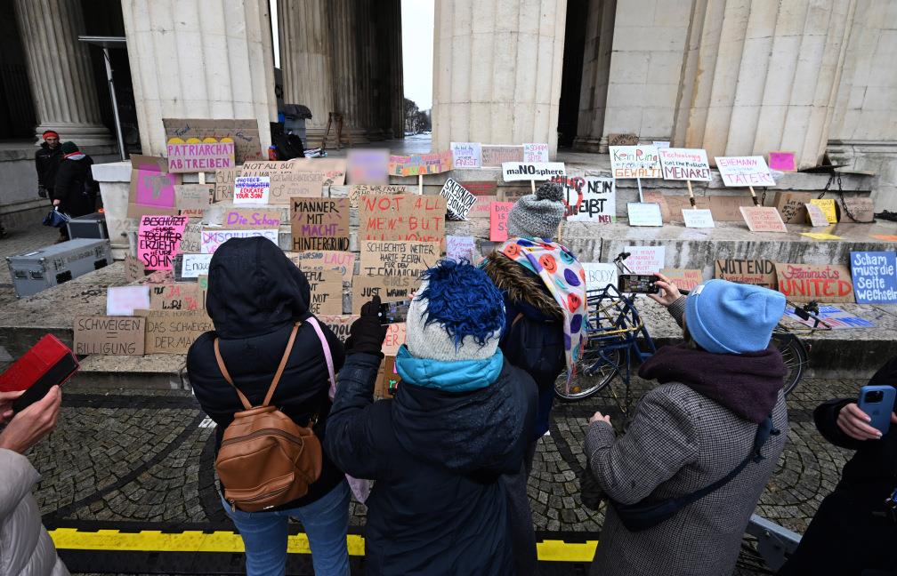 Solidarität mit Collien Fernandes: Tausende protestieren in München ...