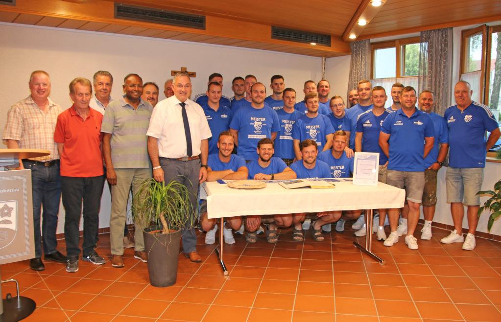 Fußballer des SV Hohenau sind Meister geworden: Empfang im Rathaus