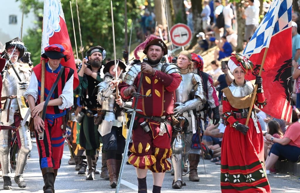 Burgfest-Auszug: 1500 Mittelalter-Freunde auf dem Weg durch Burghausen