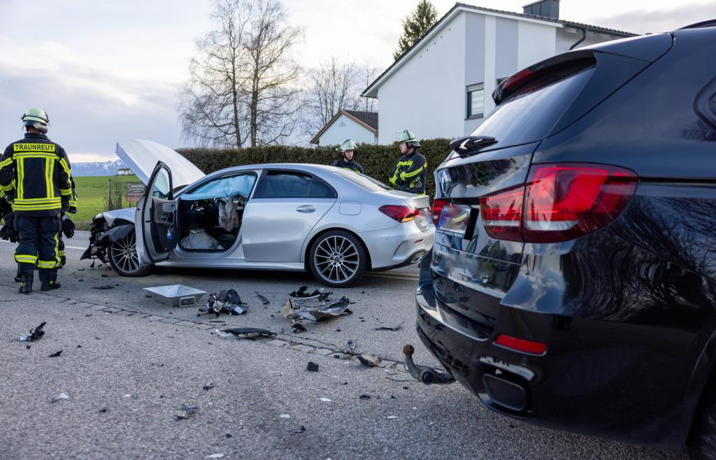 Mercedes fährt in BMW: 40.000 Euro Schaden bei Autounfall in Traunreut