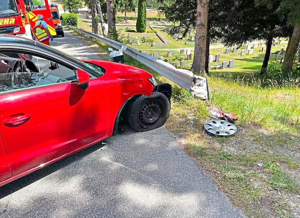 Gegen Leitplanke gefahren