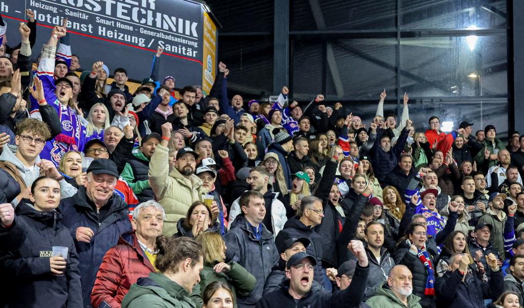 Viele Fans − aber Party machen nur die Trappers: Die Bilder rund ums ...