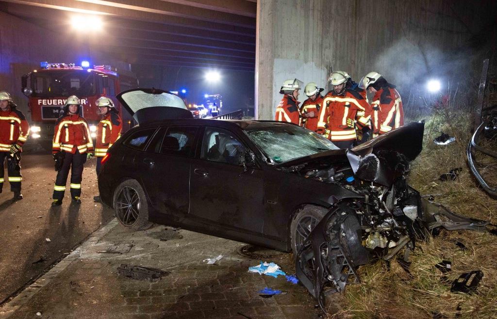 Auto prallt gegen Brückenpfeiler: 56-Jähriger aus Eching schwer verletzt