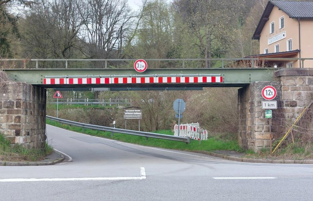 Idee: Brücke heben, damit Busse durchfahren können