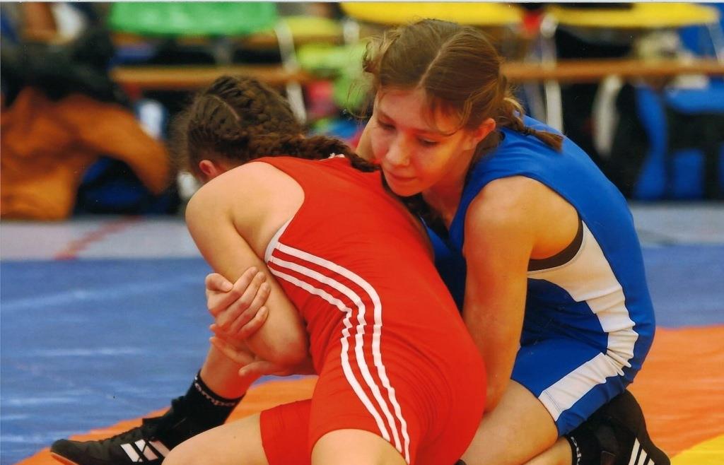 Eine 13-jährige Ringerin aus Passau zwischen Beinangriff und Touchdown