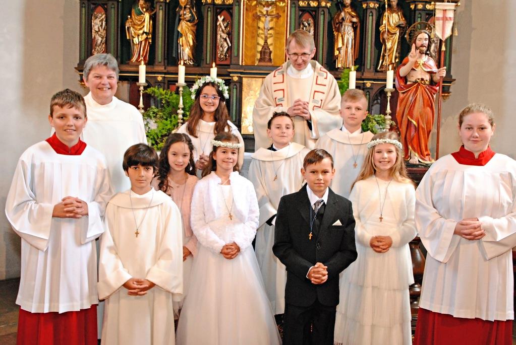 Acht Kinder erstmals am Tisch des Herrn