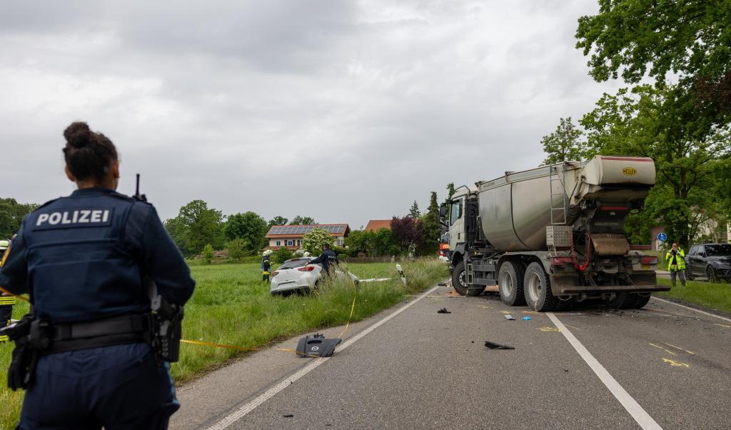 Tödlicher Unfall bei Tacherting: Autofahrerin (68) stirbt nach Frontalcrash mit Lkw