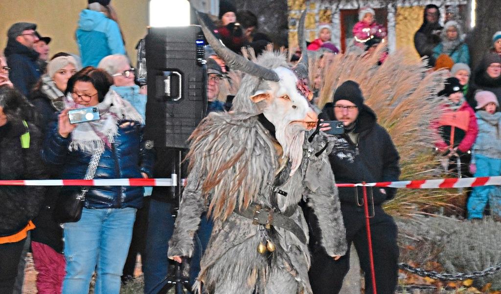 Großer Andrang bei den schaurigen Gestalten – Premiere der Hexenbruad
