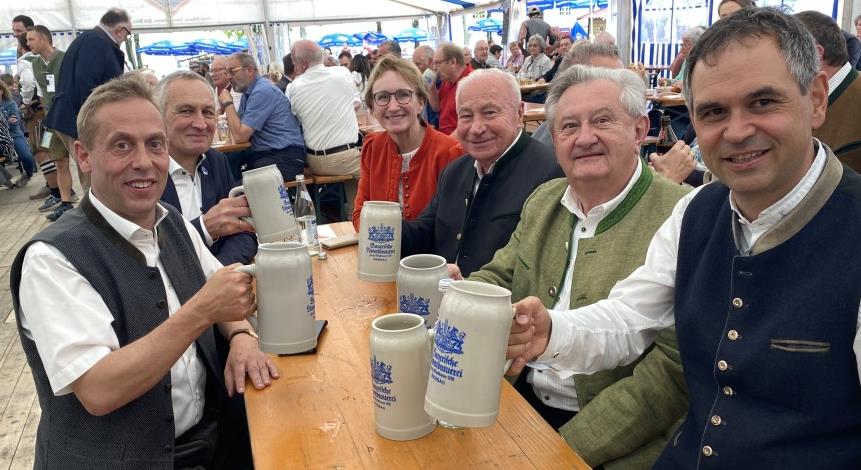 Drei Schläge und das Bier fließt: Oide Dult in Passau offiziell eröffnet