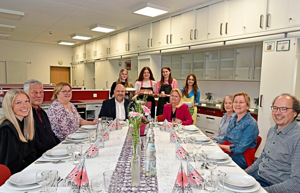 Jetzt gibt es genug Platz zum Kochen: Die neue Schulküche der ...