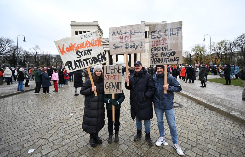 Solidarität mit Collien Fernandes: Tausende protestieren in München ...