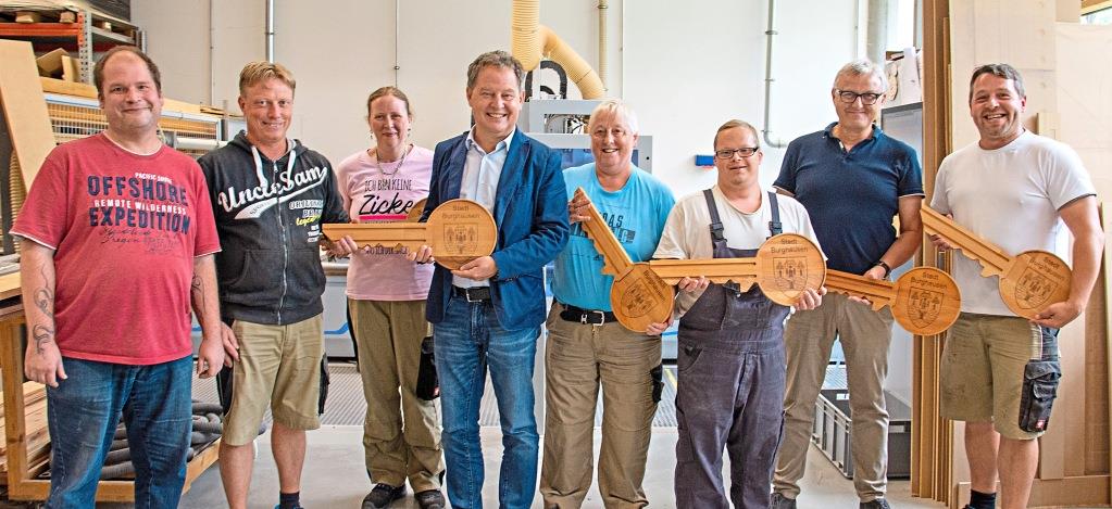 NACHHALTIGE KOOPERATION: Stadt bestellt Holzschlüssel bei den Ruperti ...