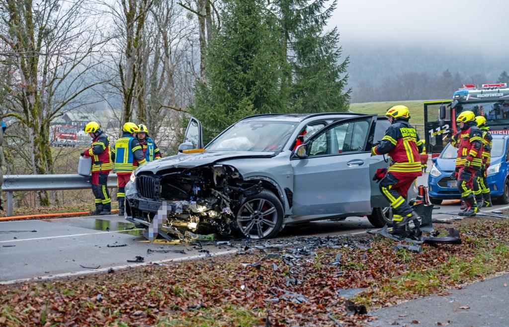Schwerer Unfall bei Bischofswiesen: BMW und Audi prallen frontal zusammen