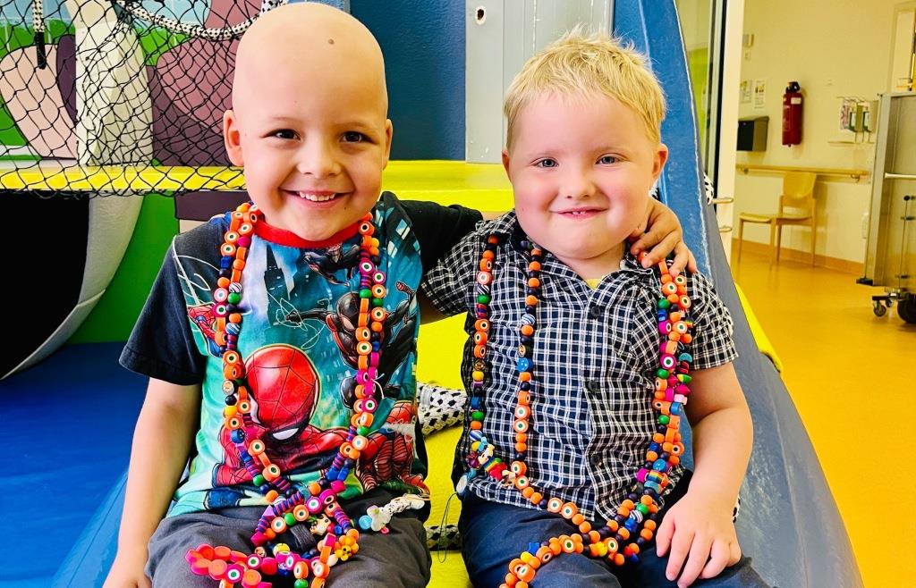 Kinder an Leukämie erkrankt: Ein Dorf hilft Michi und Julius