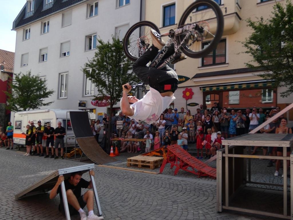 Spektakuläre Stunts auf dem Bürgerfest: Samuel Dikan und der RC Avanti ...
