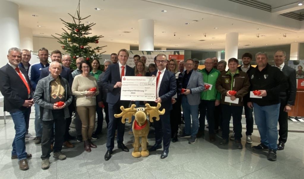 Sparkasse und Landkreis unterstützen Jugendförderung mit 99.000 Euro