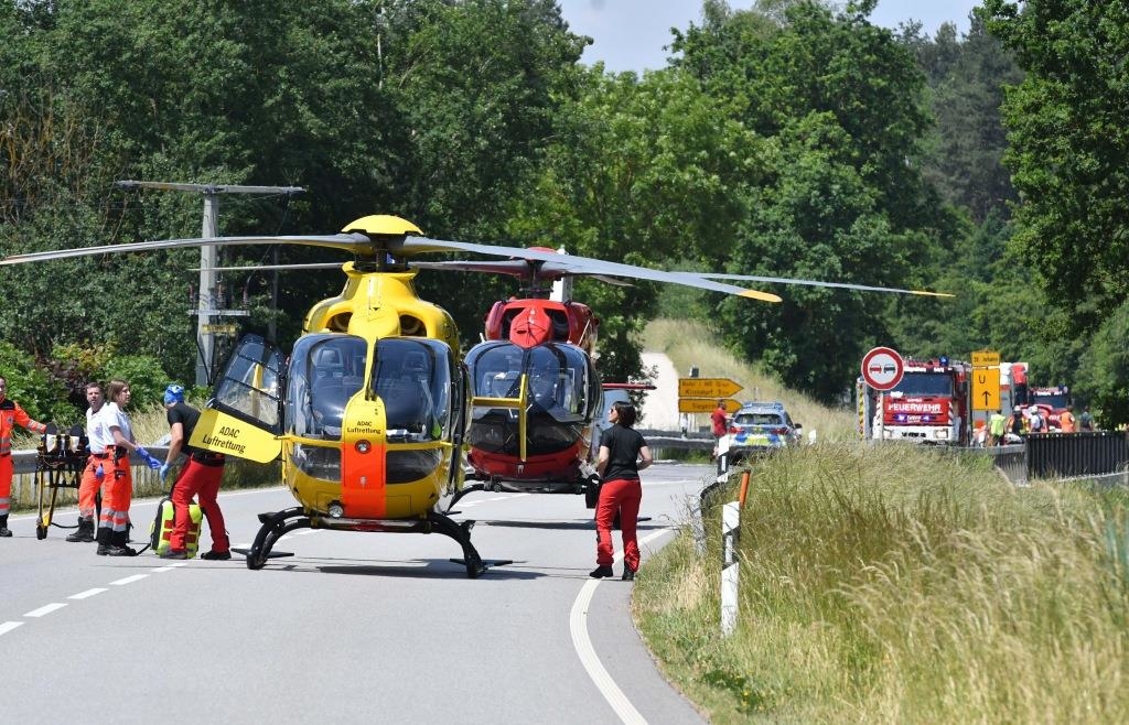 Motorradfahrer stoßen bei Siegenburg zusammen: B299 über zwei Stunden gesperrt