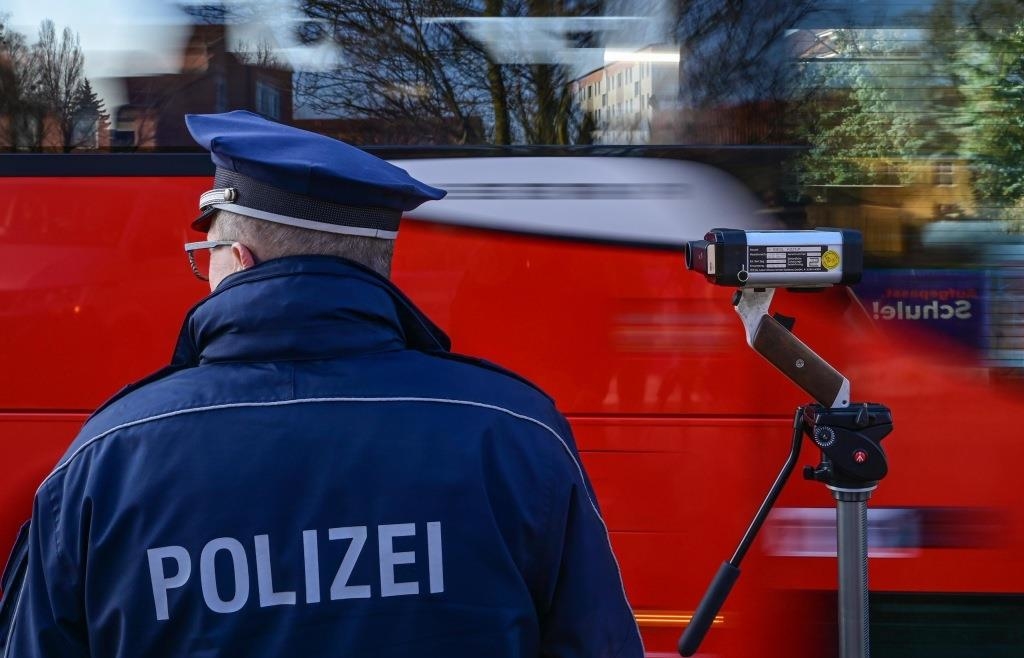 Fahrer rast mit 142 km/h durch 50er-Zone in Straubing – Drei Monate Fahrverbot