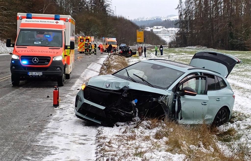 Sieben Verletzte nach Glätteunfall auf der B12 bei Röhrnbach, darunter drei Kinder