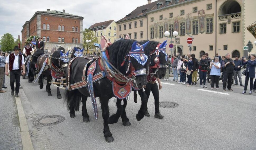 Dult-Höhepunkt: 3000 Teilnehmer beim Trachten- und Schützenumzug in Passau