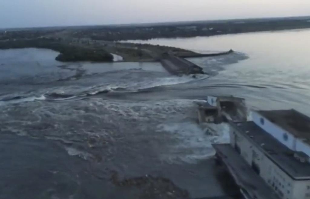 Großer Staudamm in der Ukraine zerstört: Schwere Überflutungen drohen