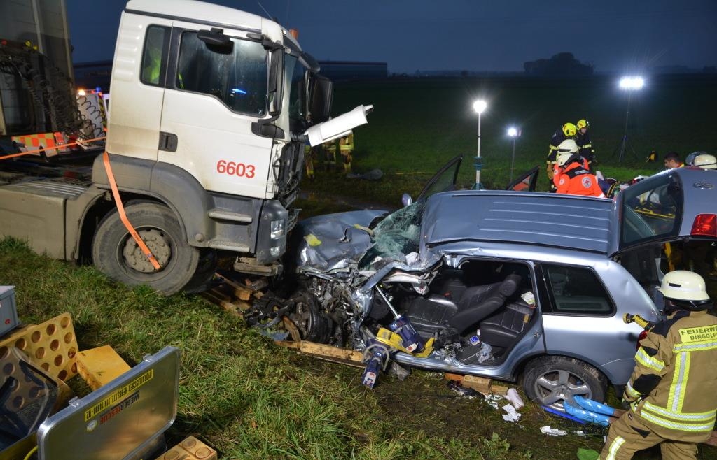 Schwerer Unfall zwischen Lkw und Auto nahe dem Kuh-Kreisel bei Gottfrieding