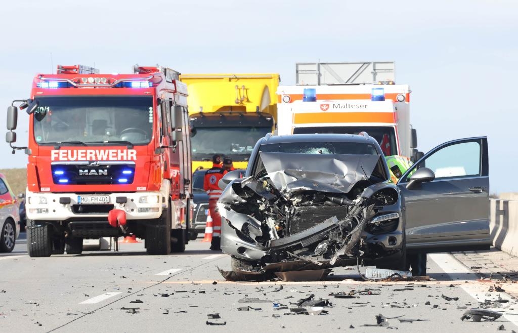 Porsche-Unfall auf A94: Lkw wechselt Spur, SUV kann nicht mehr bremsen und kracht ins Heck