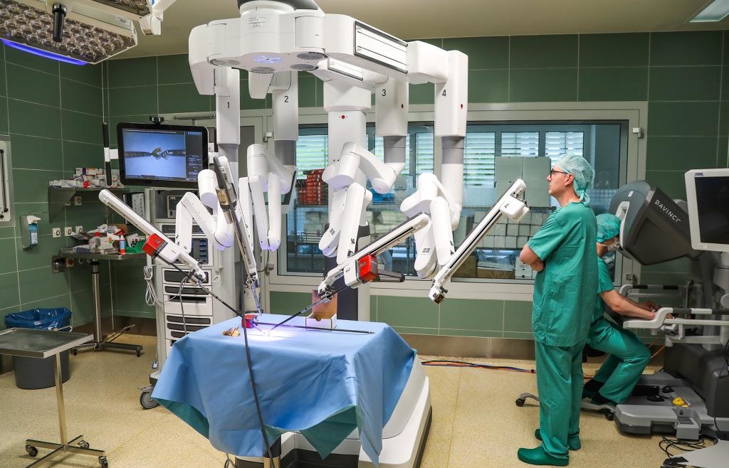 OP-Roboter „daVinci“ bei der Arbeit zusehen
