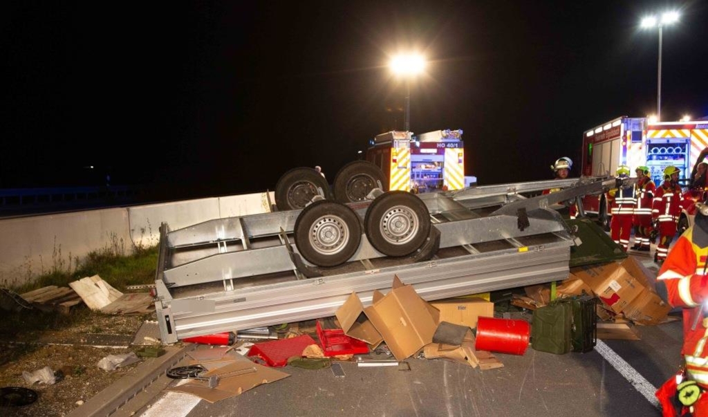 Autofahrer (60) überschlägt sich mit Anhänger auf B15 neu im Kreis Landshut