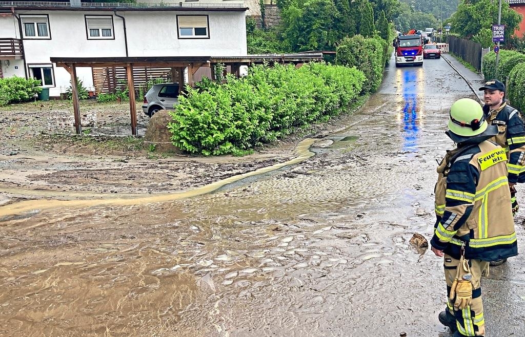 Wasser und Schlamm schießen aus den Steilhängen