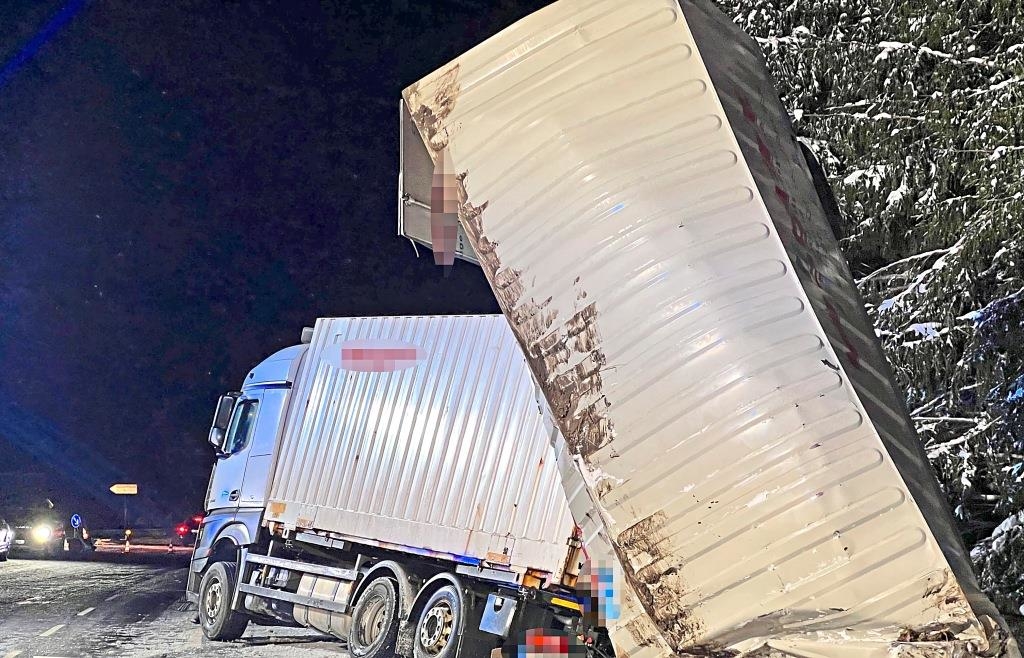 Spektakulärer Unfall in Bischofsmais: Lkw rutscht bei Glätte in Graben, Anhänger aufgestellt