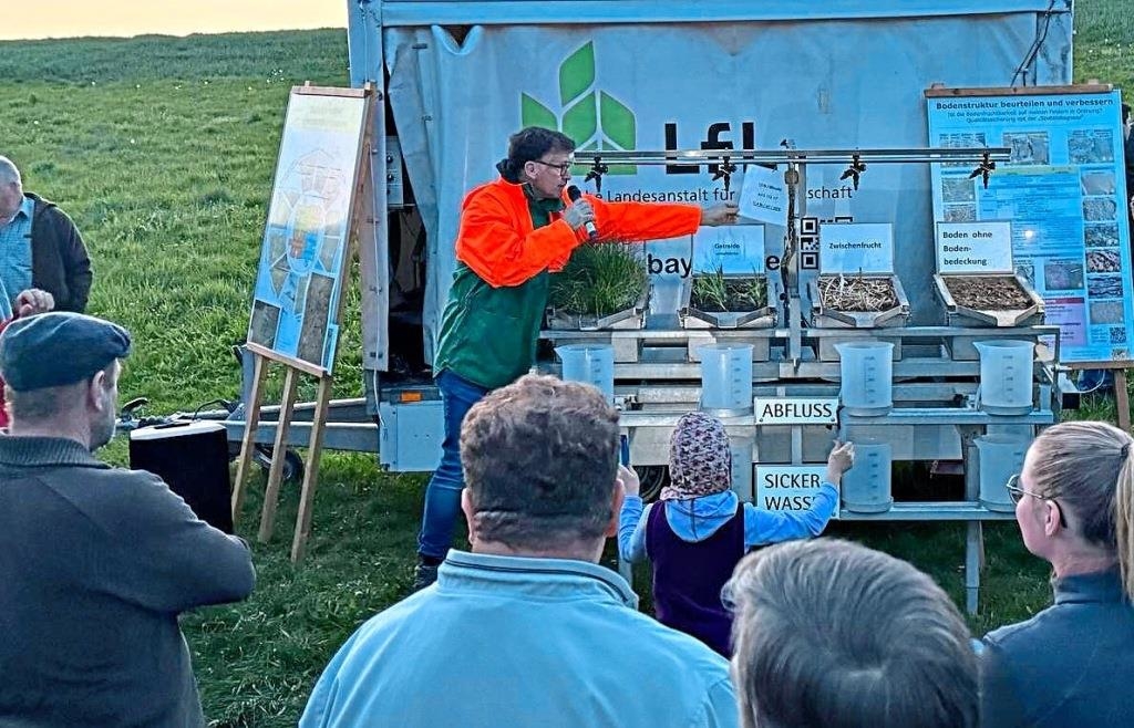 Erster gemeinsamer Feldtag von AELF, Maschinenring und Bauernverband