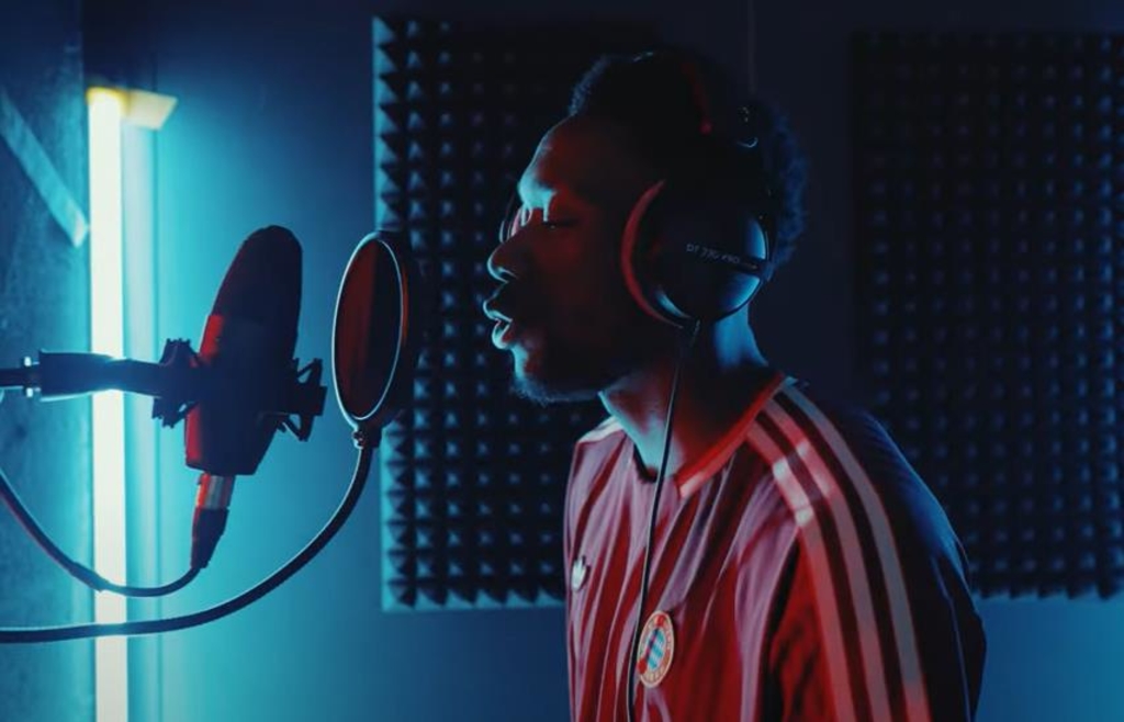 Video: Davies verkündet Verlängerung mit eigenem Rap-Song – Bayern ...