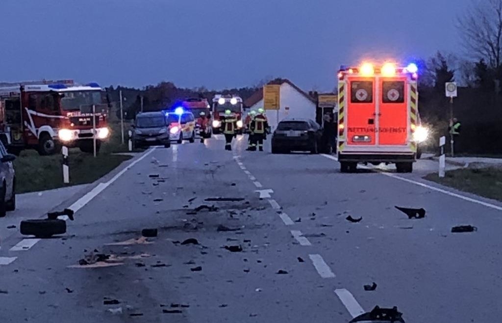 Zwei Verletzte nach Unfall auf B388 bei Massing