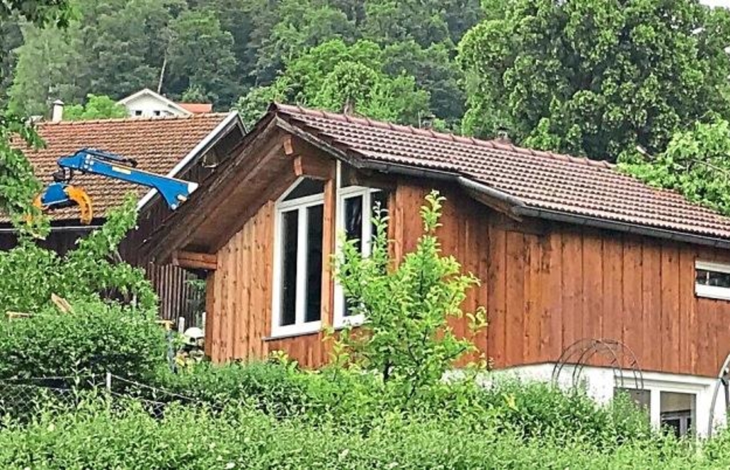 Sturm: Baum fällt auf Haus