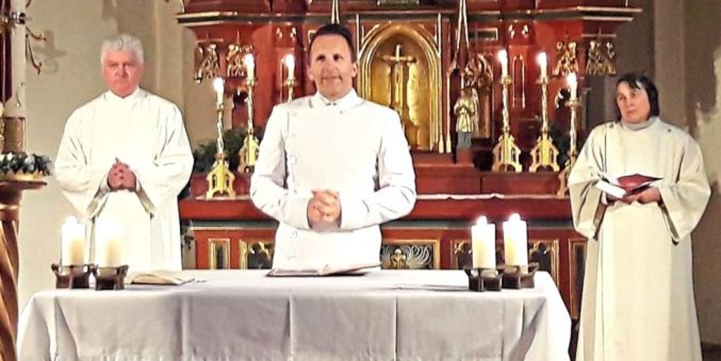 Robert Anzinger steht zum ersten Mal hinter dem Altar