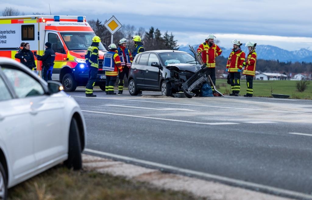 Vorfahrt missachtet: Zwei Verletzte bei Unfall auf der B304 in Obing