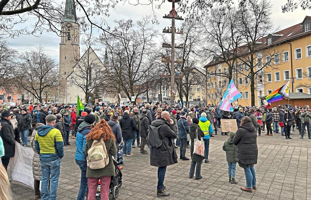 „Alle zusammen gegen den Faschismus“: Rund 200 Bürger bei „Freilassing ist bunt“ am Rathausplatz