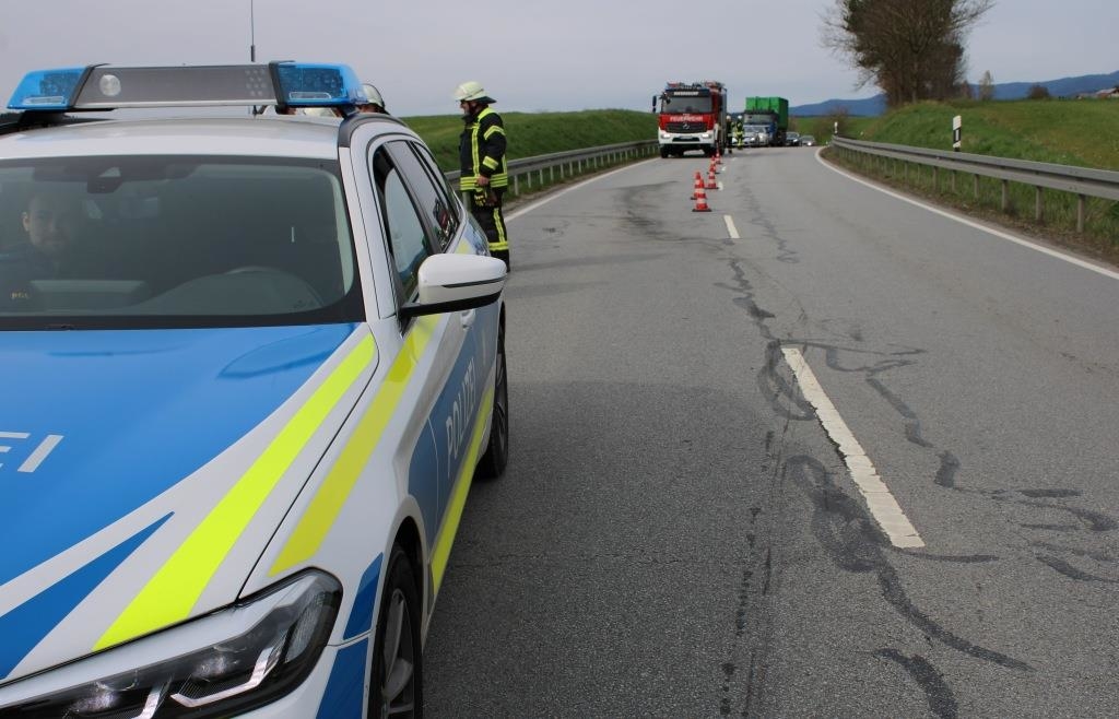 Auf Gegenfahrbahn geraten: Skoda kracht in Transporter - weiteres Auto kann ausweichen