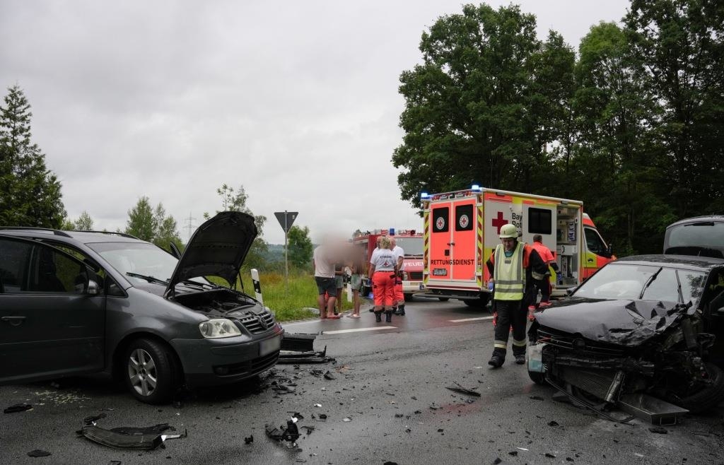 Neun Verletzte bei Verkehrsunfall bei Vilshofen – darunter fünf Kinder