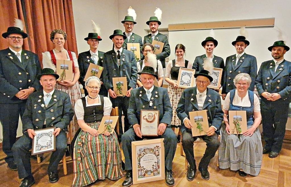 Ehrungen bei den Traunwalchener Trachtlern: Gauehrenzeichen für Andreas Thaler