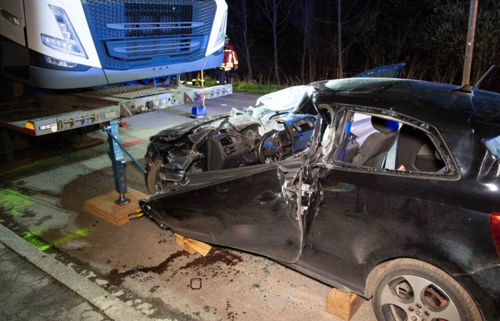 Auto kommt von Straße ab und fährt unter Lkw-Anhänger - 19-Jähriger ...