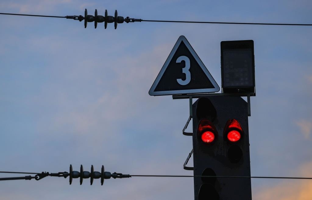 Umgestürzter Baum am Gleis: Bahnstrecke zwischen Landau und Wörth gesperrt