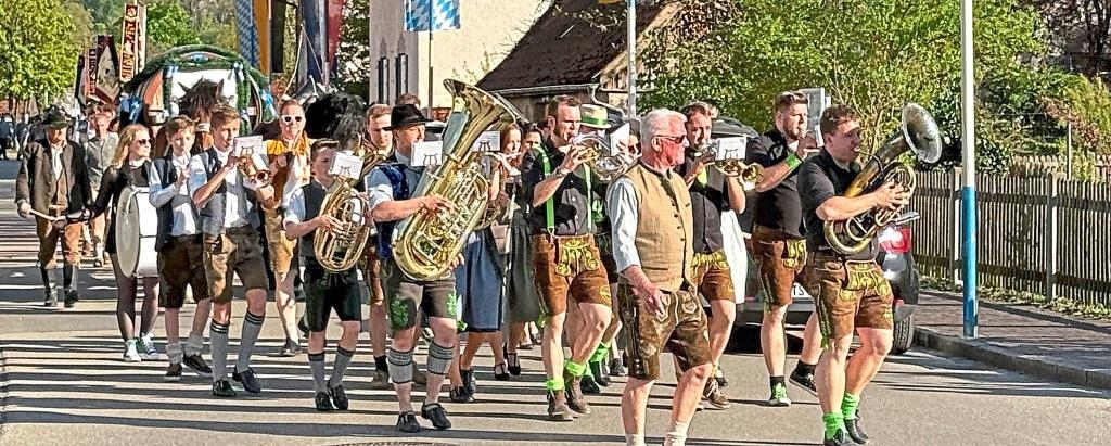 Das Volksfest in Garching/Alz hat bei Bilderbuchwetter begonnen