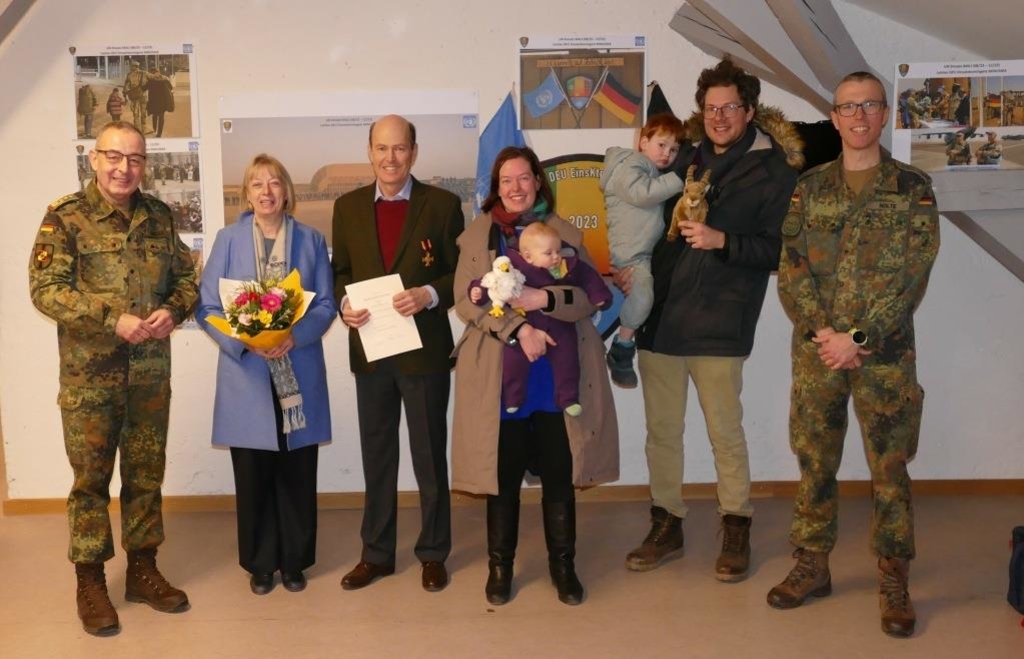 Ehrenkreuz der Bundeswehr in Gold: Besondere Auszeichnung für den Surheimer und Botschafter ...