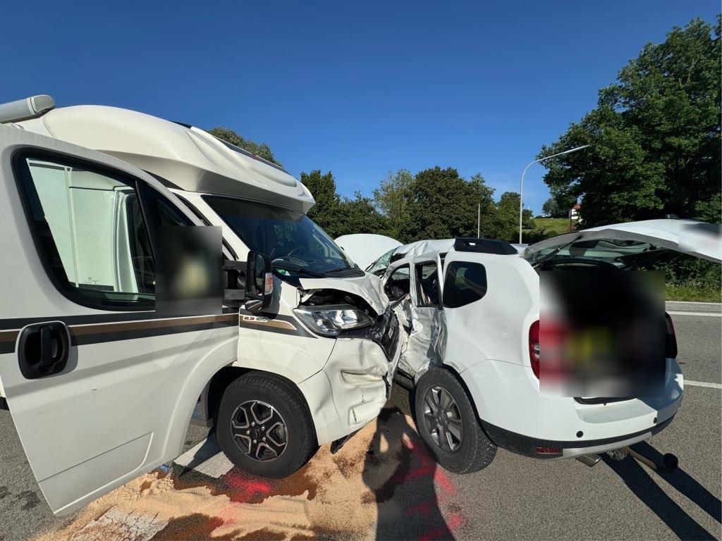 Autofahrer übersieht Wohnmobil auf der B588: 77-Jähriger bei Unfall schwer verletzt