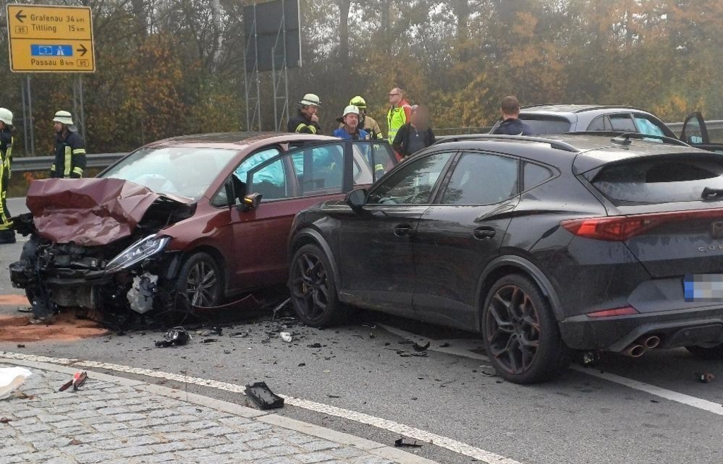 50.000 Euro Schaden nach Autounfall auf der B85 bei Tiefenbach