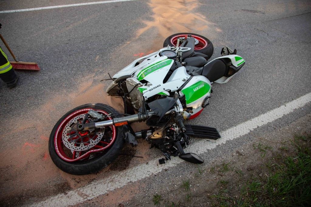 Schwerer Motorradunfall auf B388 bei Vilsbiburg: Biker prallt in Gegenverkehr